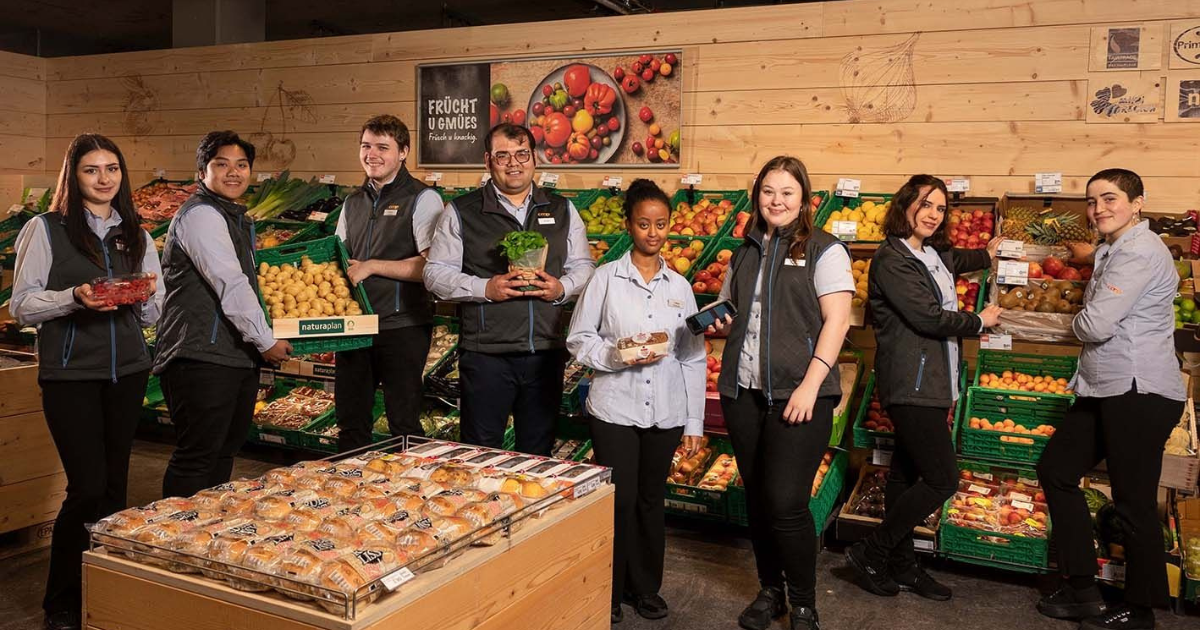 Des apprenti·e·s Coop dirigent un supermarché pour une | Wiamedia